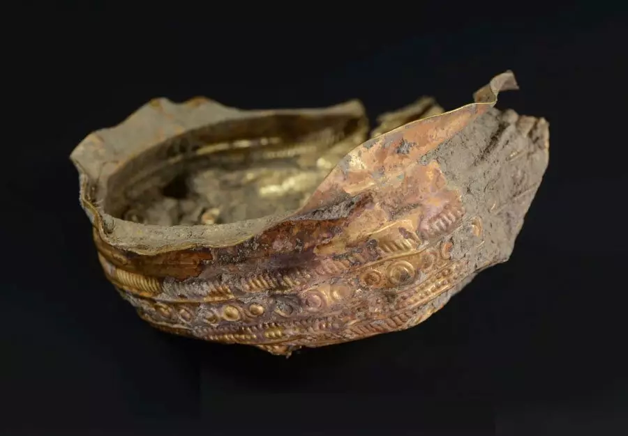 Taça de ouro de 3.000 anos adornada com motivo do sol encontrada na Áustria