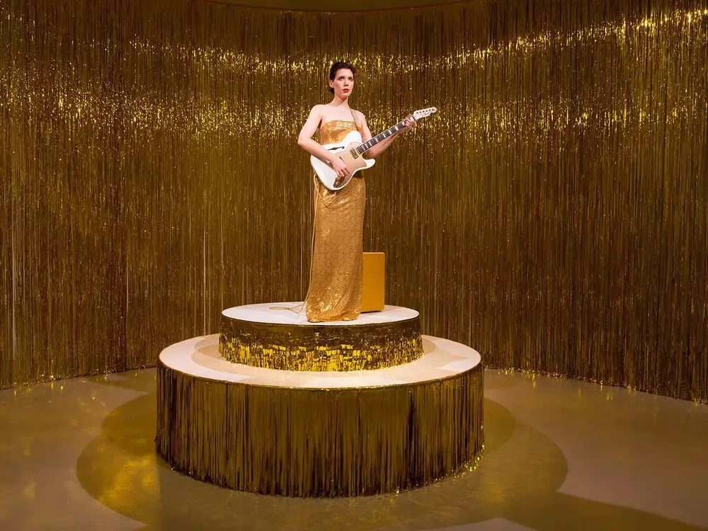 Γιατί μια γυναίκα παίζει την ίδια χορδή κιθάρας ξανά και ξανά στο Hirshhorn