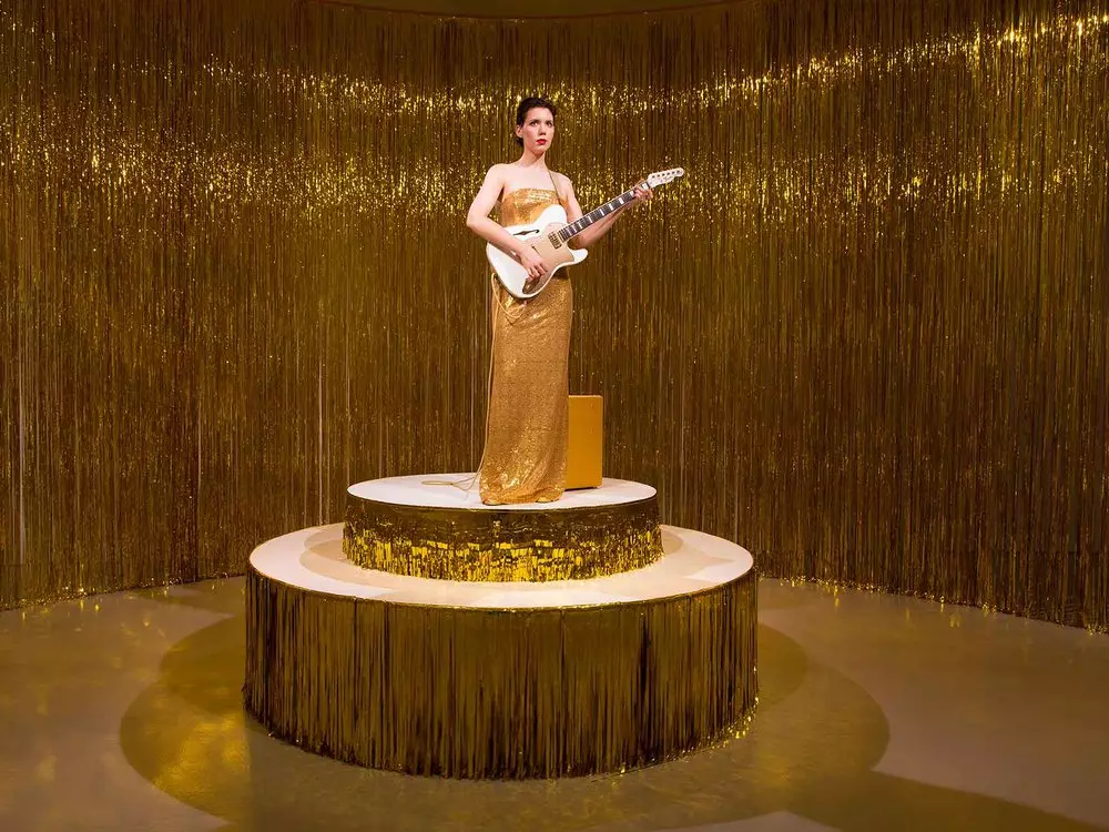 Bakit Paulit-ulit na Tumutugtog ang Isang Babae ng Parehong Guitar Chord sa Hirshhorn