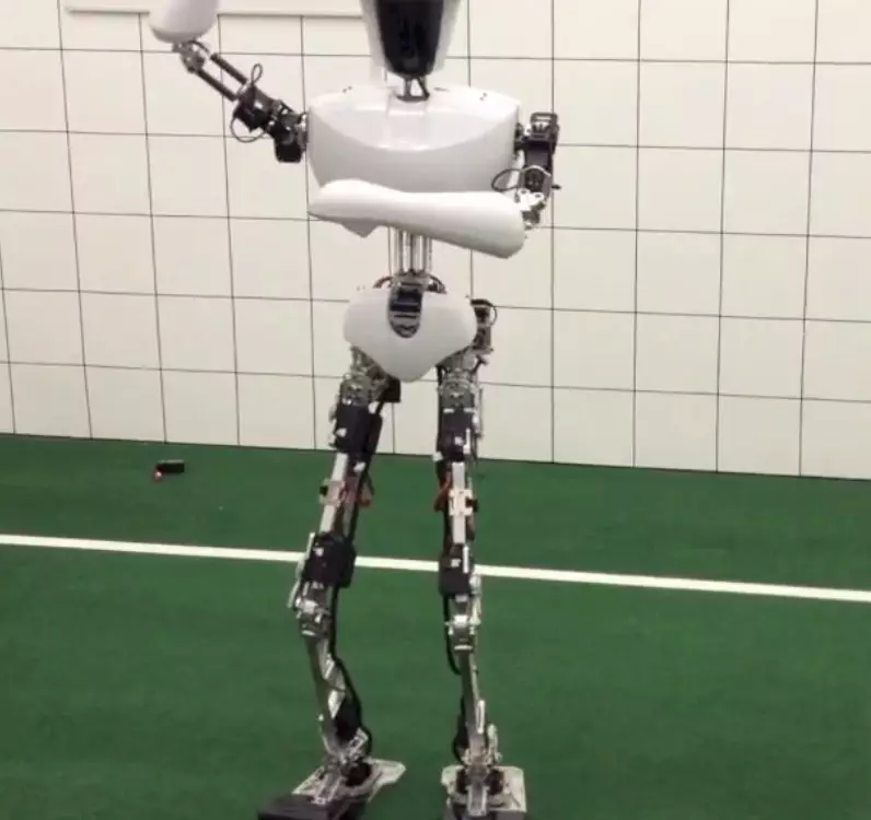 Ev Robot Ji Te çêtir Şêweya Gangnamê Dans dike