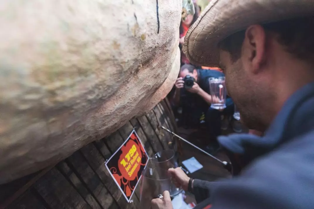 Los asistentes al festival disfrutan de la cerveza del barril de calabaza