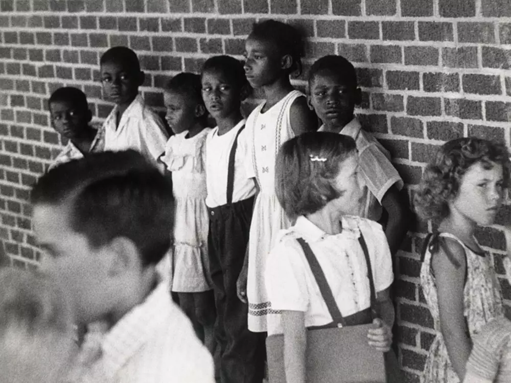 Hogyan segített egy pszichológus faji identitással kapcsolatos munkája megdönteni az iskolai szegregációt az 1950-es évek Amerikájában