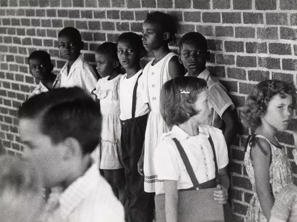 Jinsi Kazi ya Mwanasaikolojia juu ya Utambulisho wa Mbio Ilivyosaidia Kupindua Utengano wa Shule katika miaka ya 1950 Amerika