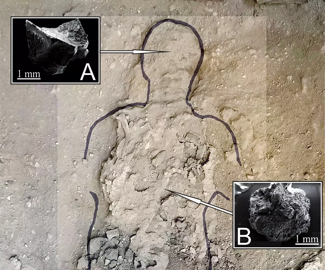 पुरुष आकृतीची रूपरेषा जमिनीवर काढली जाते, ज्यामध्ये दोन प्रतिमा त्याच्या डोके आणि छातीकडे निर्देशित केल्या जातात जिथे (A) मेंदूची ऊती आणि (B) पाठीच्या कण्यातील ऊतक सापडले होते.