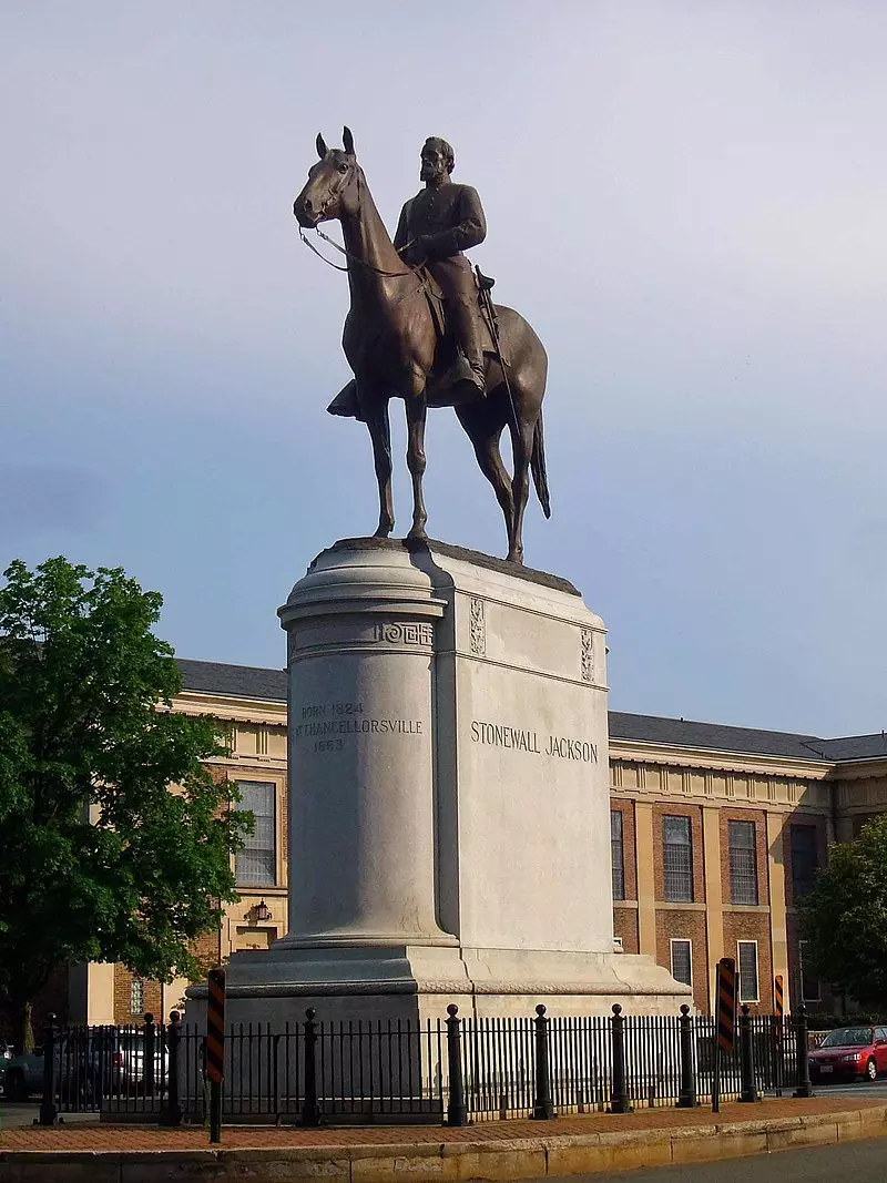 En statue av Stonewall Jackson på en hest, plassert i sentrum av en stor gate