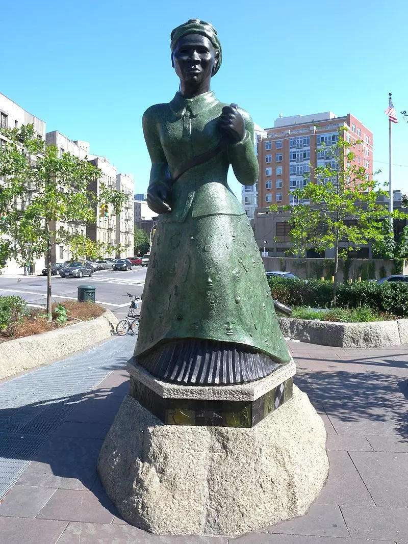 Miedziany posąg Harriet Tubman, która kroczy naprzód, gdy dół jej sukienki zamienia się w łódź