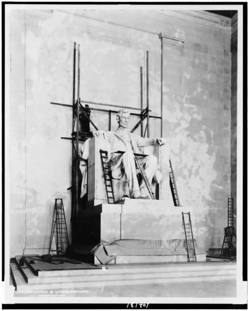 Czarno-biały obraz pomnika Lincolna, z większym niż życie posągiem siedzącego Abrahama Lincolna, w budowie