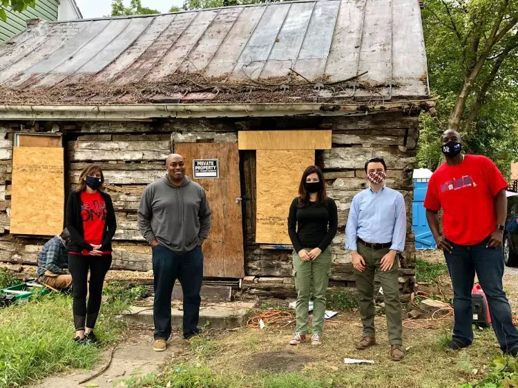 L'excavació de cabanes de troncs descobreix proves de la comunitat negra oblidada