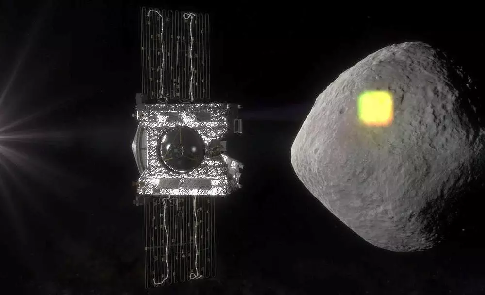 Bennu är formad som en tredimensionell diamant och till synes slät på långt håll. OSIRIS-REx är i förgrunden för denna artists replikering. Rymdfarkosten kommer att samla ett prov från Bennu nästa vecka. (NASA/Goddard/University of Arizona)