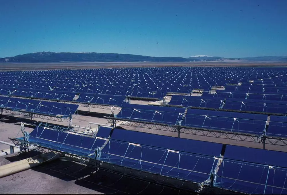 Део соларног комплекса СЕГС од 354 МВ у северном округу Сан Бернардино, Калифорнија