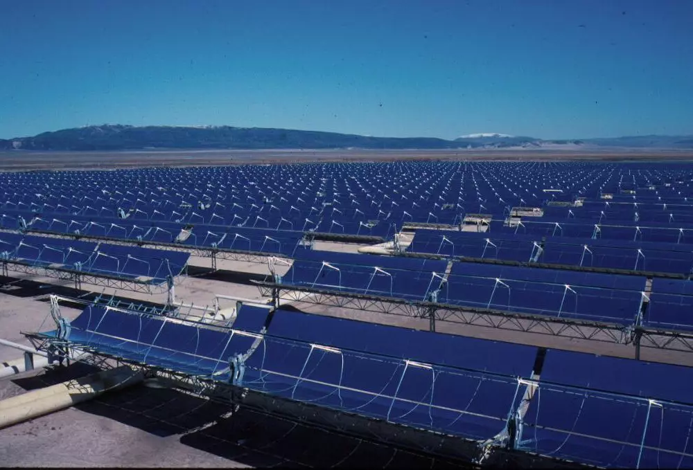 Parto de la 354 Mw SEGS suna komplekso en norda San Bernardino County, Kalifornio