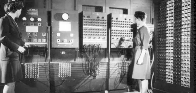 Δύο γυναίκες που χειρουργούν την ENIAC