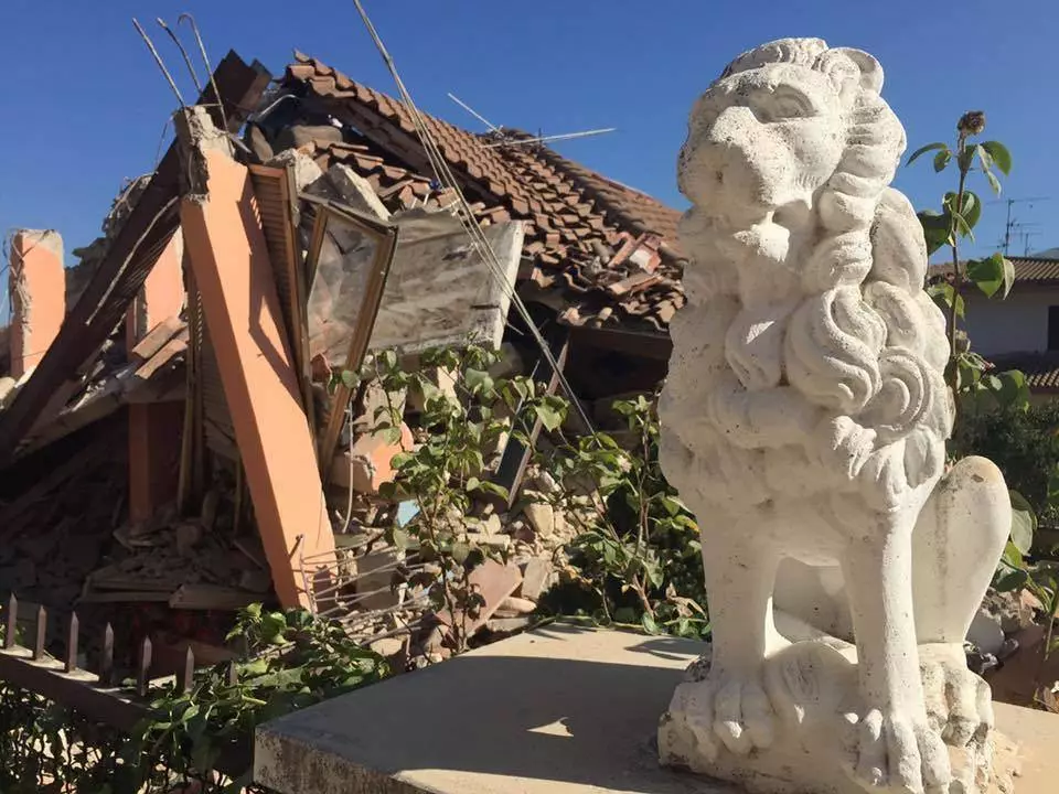 이탈리아 보존 주의자들이 지진을 당한 아마트리체 유적에서 900점의 작품을 구했습니다.