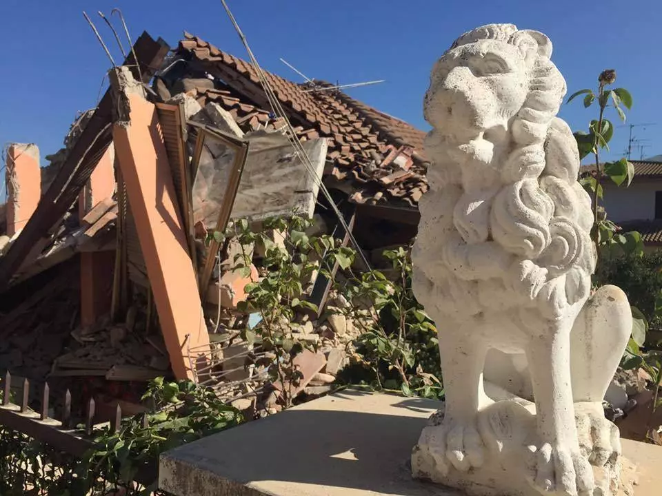 Italian Preservationists Chengetedza 900 Artworks Kubva mumatongo eEarthquake-Yakarova Amatrice