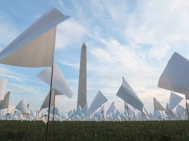 puti nga mga bandera atubangan sa Washington Monument