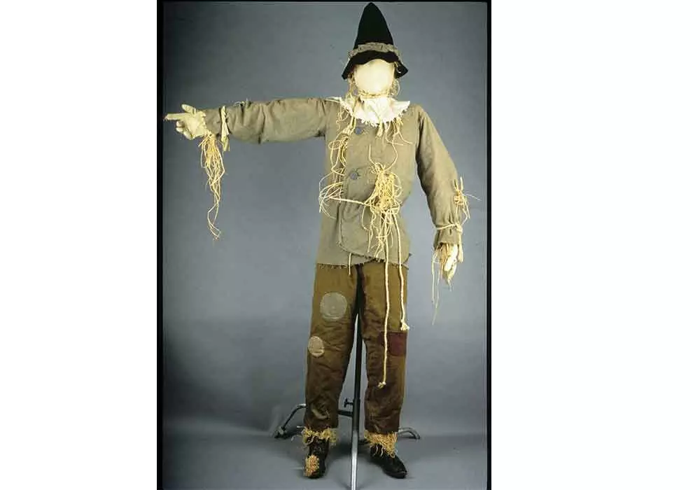 Mag-uunat din si Smithsonian para Iligtas ang Kasuotan ni Scarecrow