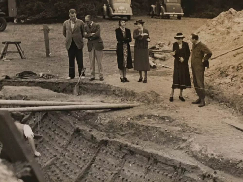 Indi meşhur Sutton Hoo Dig-den sahnanyň aňyrsyndaky suratlary öwrenip bilersiňiz