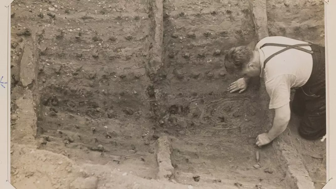 Charles Phillips excavando el barco Sutton Hoo