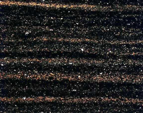 सुइगेत्सु तालको तलछट तहहरूको सूक्ष्म छवि।