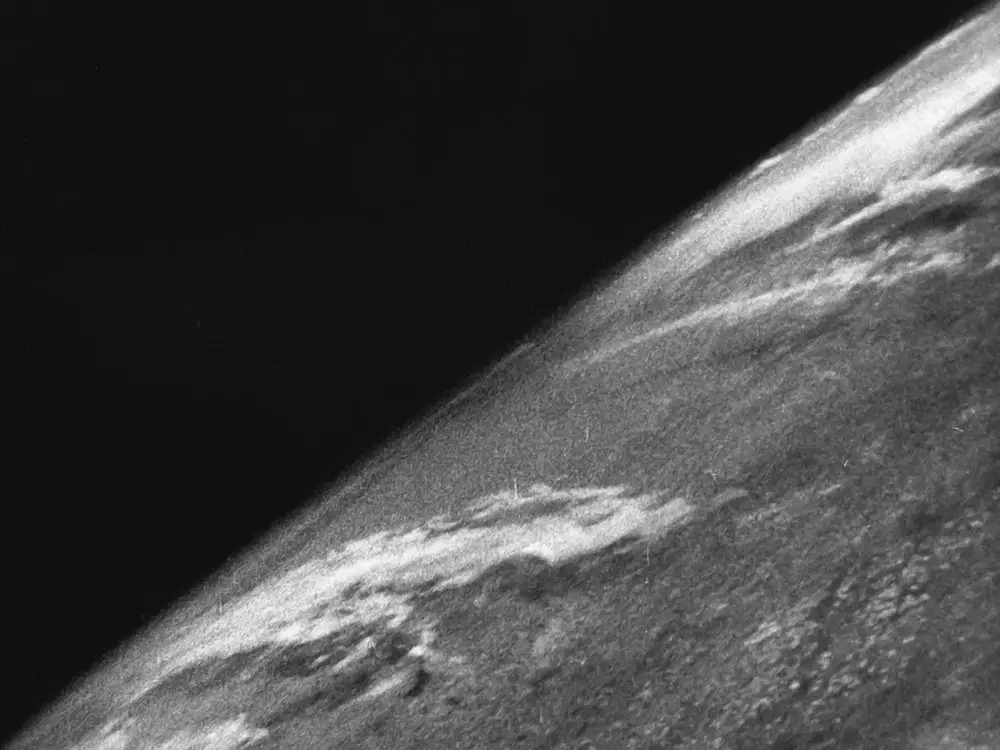 Amerikos mokslininkai padarė pirmąją Žemės nuotrauką iš kosmoso, naudodami nacių raketas