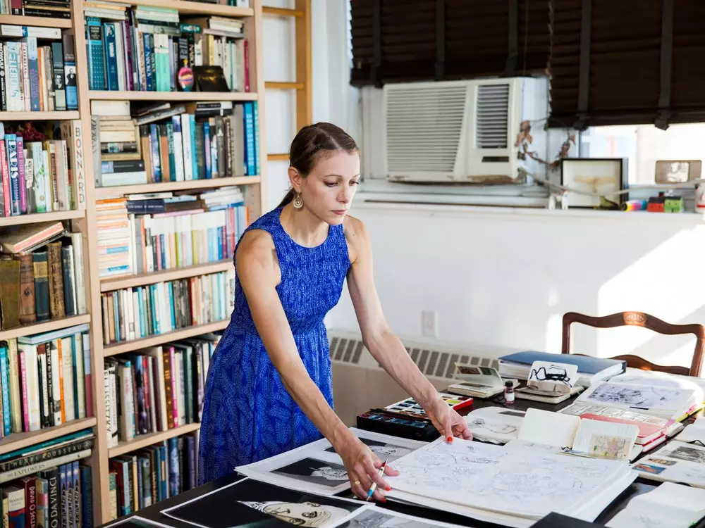 Kiel la Ricevanto de la Premio MacArthur Genius 2016 Lauren Redniss Repripensas Biografion