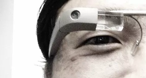 Na Google Glass e tla re etsa batho ba betere? Kapa Ke Feela Creepy?