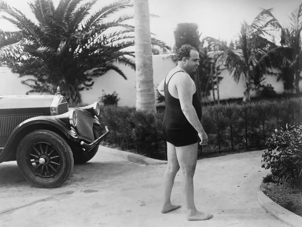 Al Capone nga nagsul-ob og bathing suit