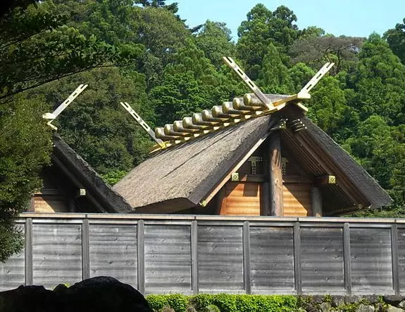 Denna japanska helgedom har rivits ner och byggts om vart 20:e år under det senaste årtusendet