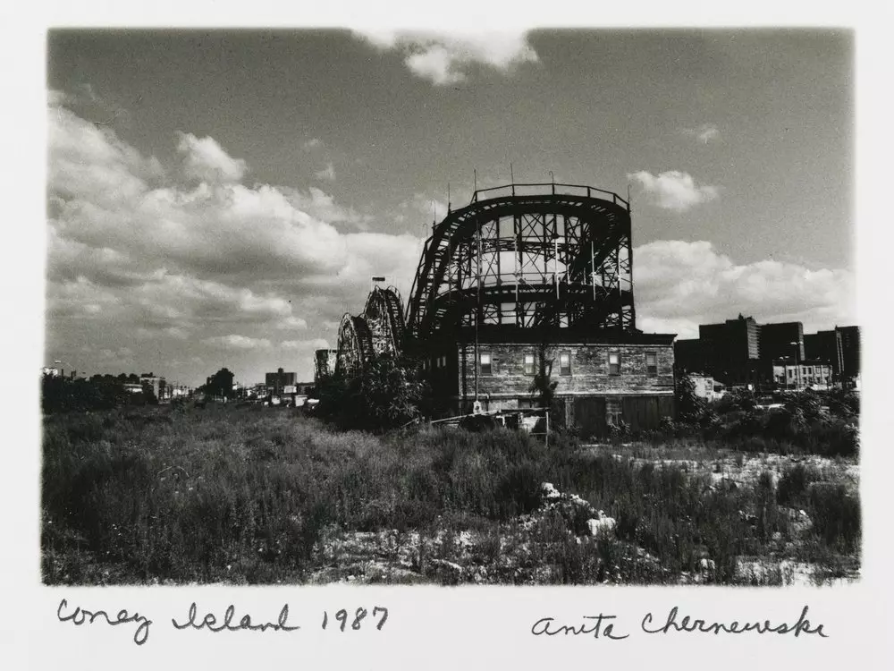 Anita Chernewski (Amerika, r. 1946.), Coney Island (Thunderbolt), 1987., želatinski srebrni otisak