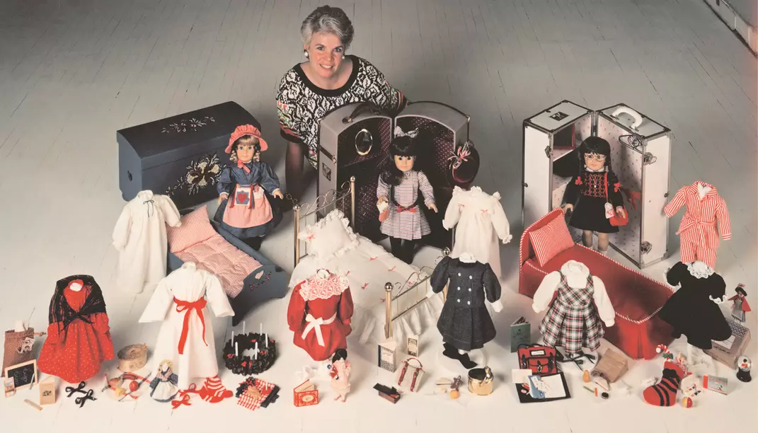 American Girlin perustaja, Pleasant Rowland, poseeraa kolmen alkuperäisen nuken: Kirstenin, Samanthan ja Mollyn rinnalla.