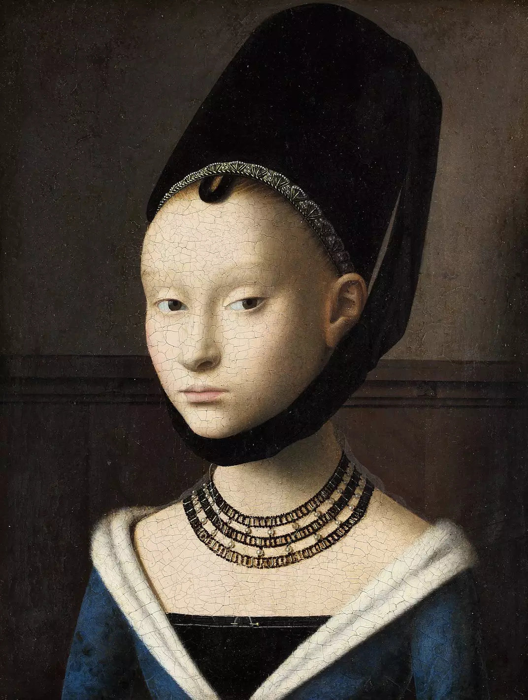 一个苍白的年轻女孩的肖像，眉毛淡，额头大，穿着深蓝色、白色和黑色的衣服