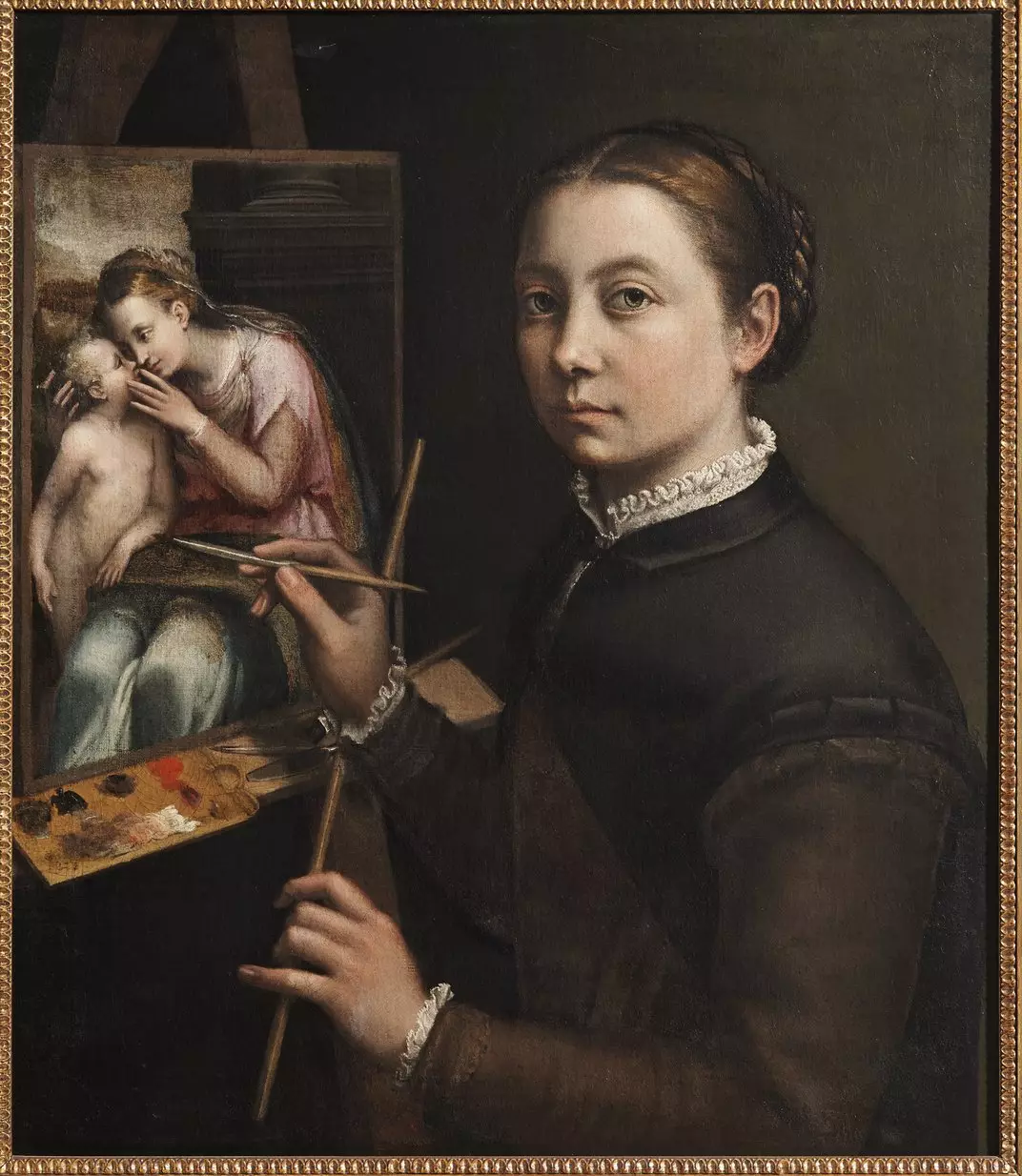 Portree tumedas lihtsas kleidis kahvatust naisest, kes hoiab vaataja pilku kinni, kui ta maalib religioosset stseeni