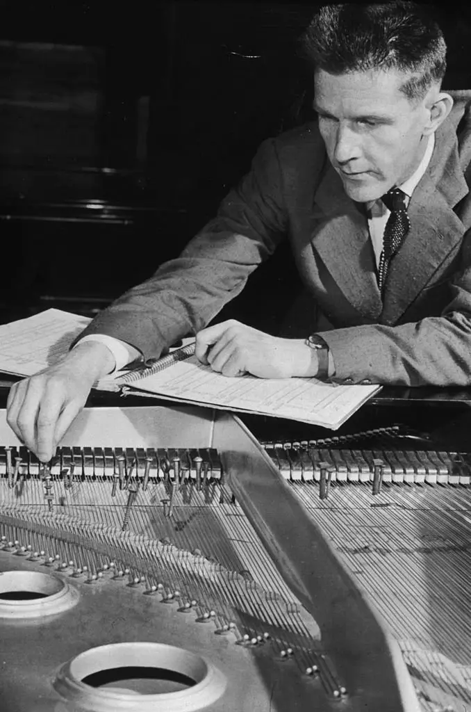 Композитор Джон Кейдж пианинону кантип өзгөрткөн — кээ бир үй буюмдарынын жардамы менен