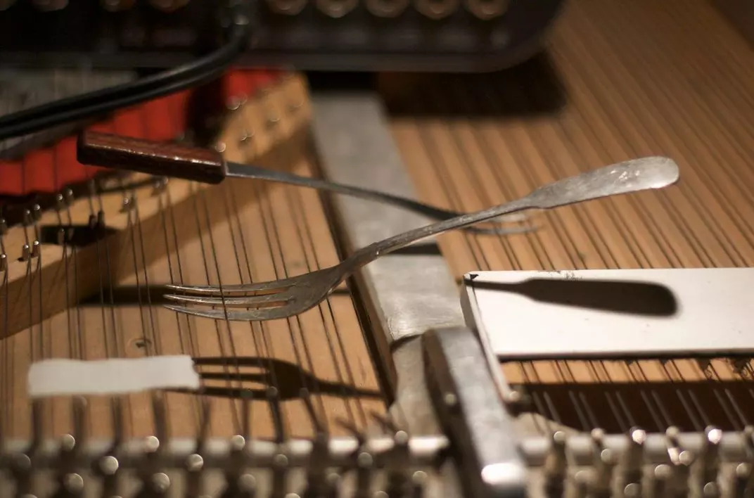 Kā komponists Džons Keidžs pārveidoja klavieres — ar dažu sadzīves priekšmetu palīdzību