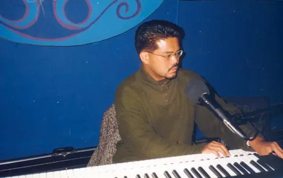 Pianist Theo Gonzalvs