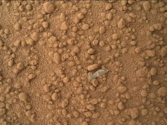 在火星上發現的第一個閃亮物體，被認為是好奇號的塑料棚。