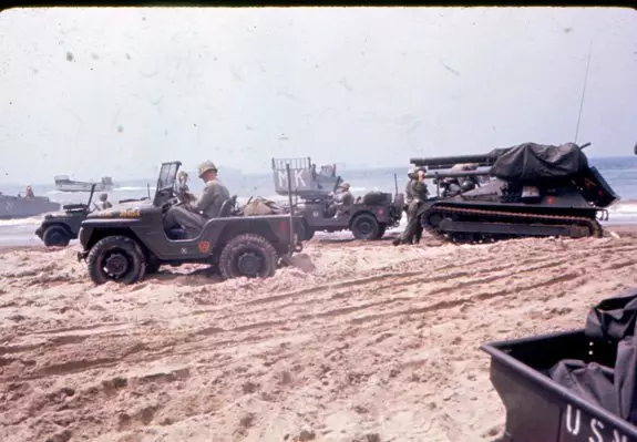 "Jeeps en tanks op het strand klaar om 'aan te vallen'."