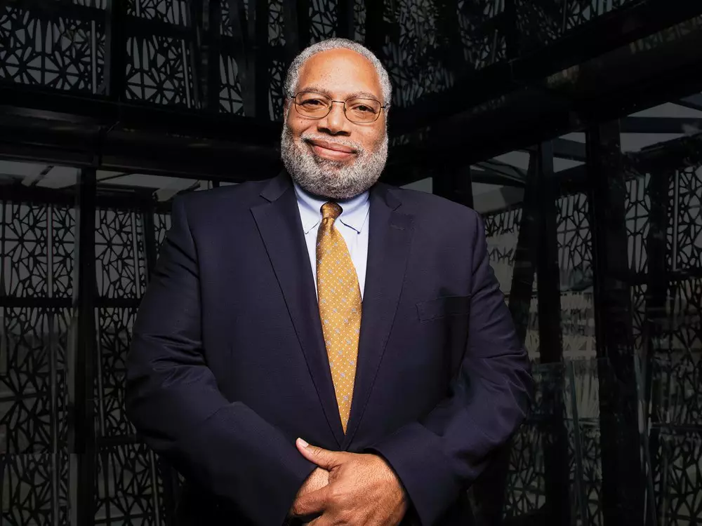 Lonnie Bunch Ṣe iwọn Ti o ti kọja ati Ọjọ iwaju ni Smithsonian