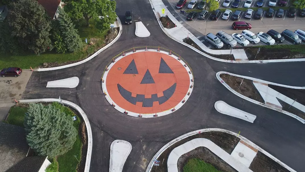 De la labirinturi mai largi de porumb la case bântuite virtuale, Halloween-ul arată diferit anul acesta