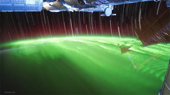 Jūtieties tā, it kā lidotu ar velku ātrumu: skatieties šo video ar saliktiem kosmosa fotoattēliem