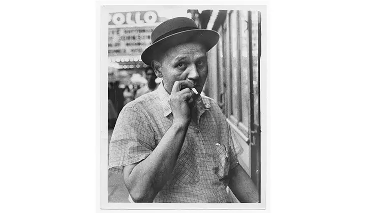 Ромаре Берден во Харлем, околу 1950 година / неидентификуван фотограф. Трудови на Ромаре Берден, 1937-1982 година. Архива на американската уметност, институција Смитсонијан.