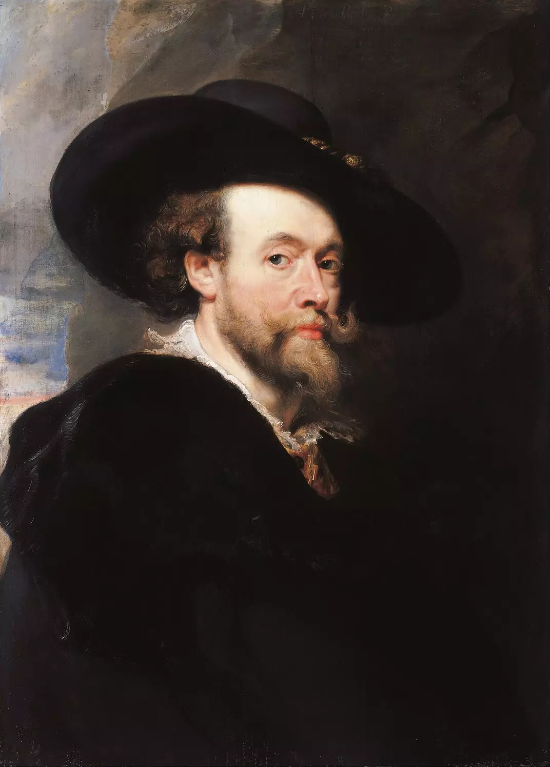 Portret bladego mężczyzny z jasnymi wąsami i kręconymi włosami, noszącego duży czarny kapelusz i płaszcz