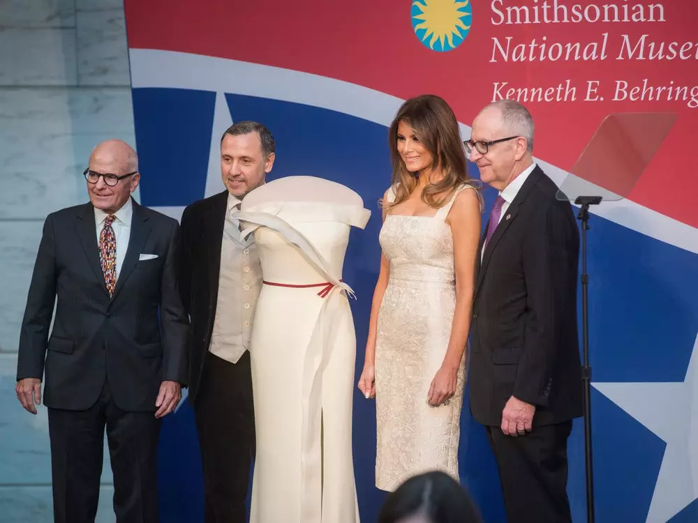 Tugann Melania Trump a gúna Liathróid Tionscnaimh don Smithsonian