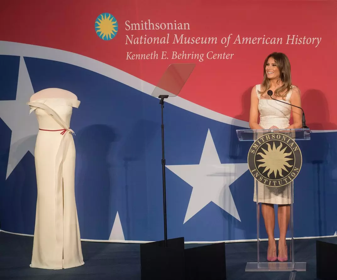 Melania Trump pub nws Lub Pob Txhaum Lub Caij Nplooj Ntoos Hlav rau Smithsonian