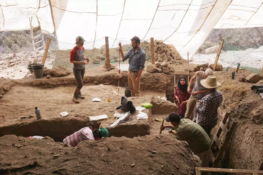 Investigadores que realizan escavacións