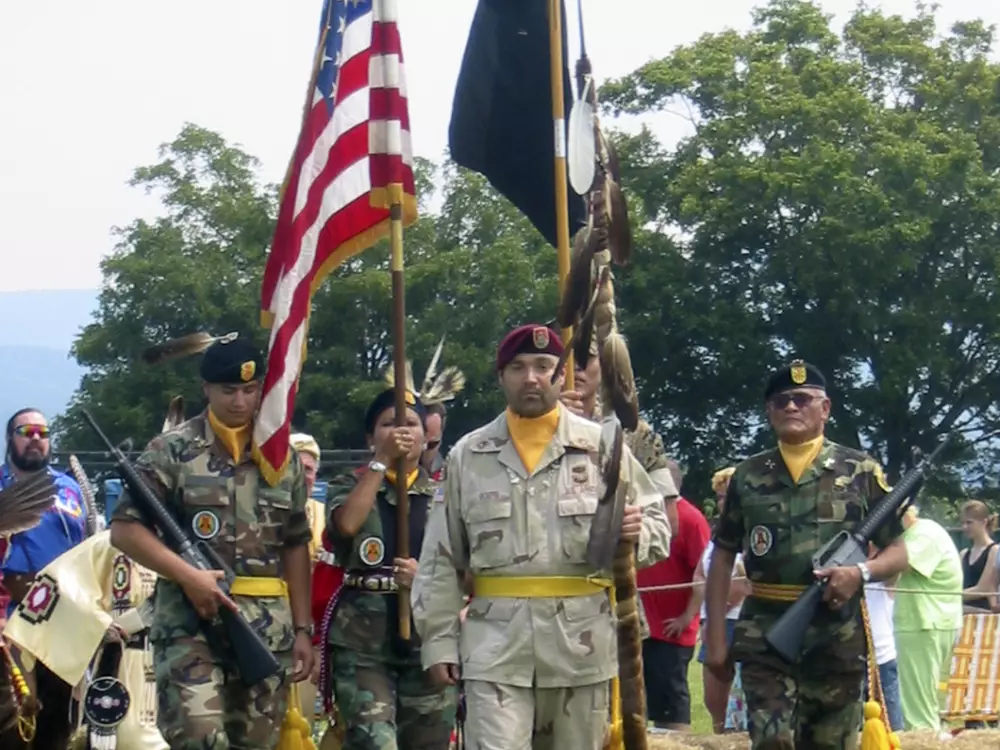 In congedo a metà tour dall'Operazione Iraqi Freedom, il sergente di prima classe Chuck Boers porta lo staff dell'aquila allo Shenandoah Powwow, 2004. (Per gentile concessione di Chuck Boers)