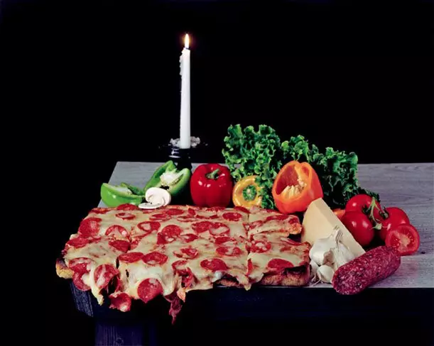 Oto Gillen, “gan teideal, (Vanitas),” 2007, cló crómaigineach traidisiúnta, clár mata, gloine UV, mahagaine, scriúnna