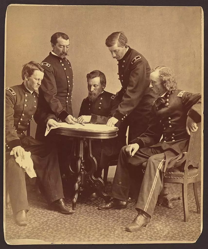 Generalii examinează documentul