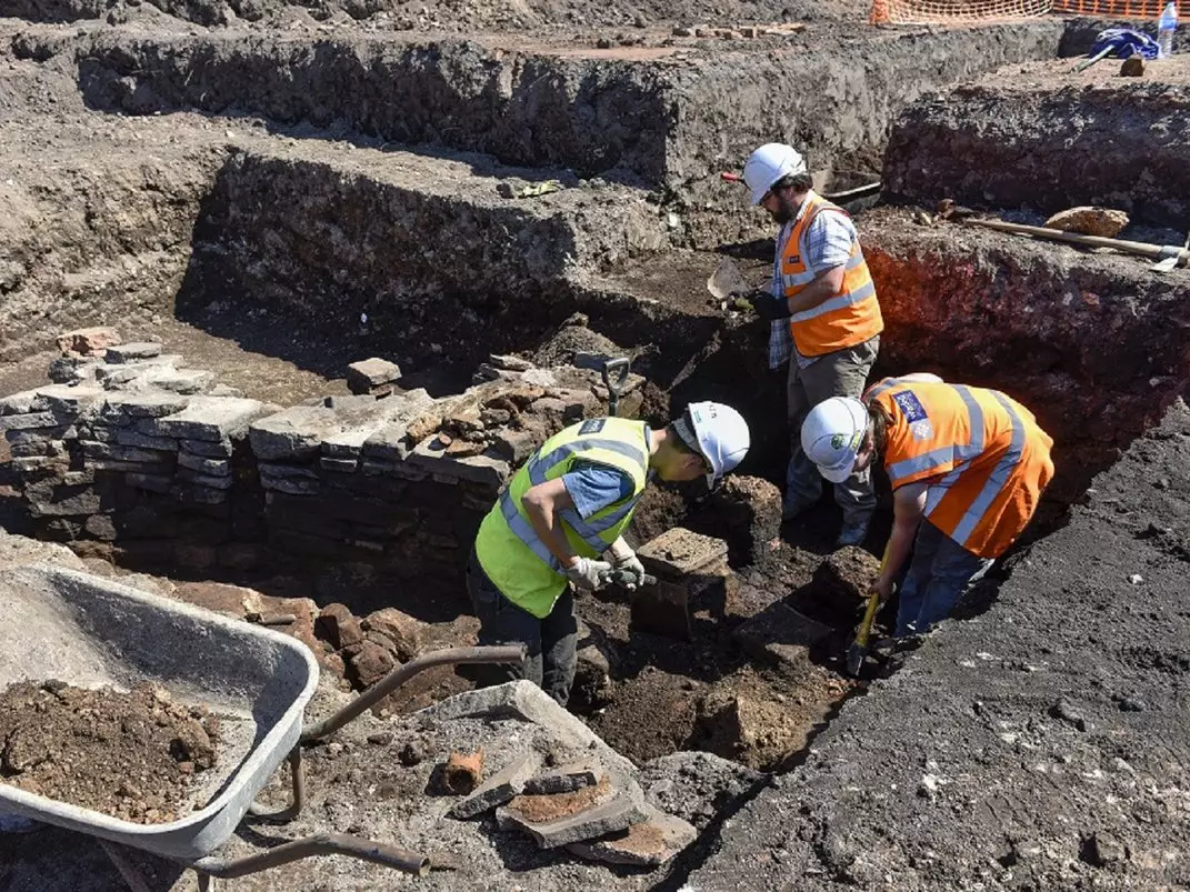 Traballadores escavando na escavación de Carlisle