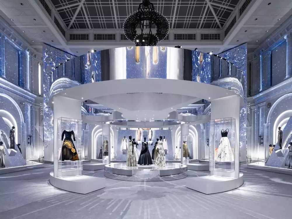 Вид инсталляции выставки Dior